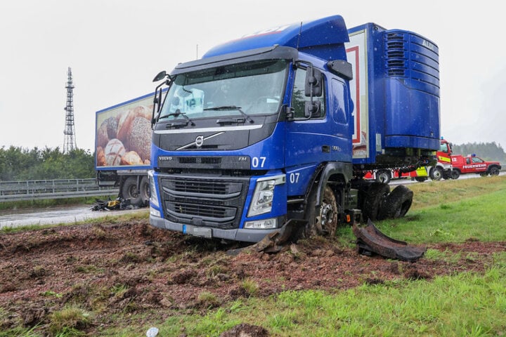 Unfall A4: Lkw und Mercedes krachen zusammen - Vollsperrung nach schwerem Unfall auf A4