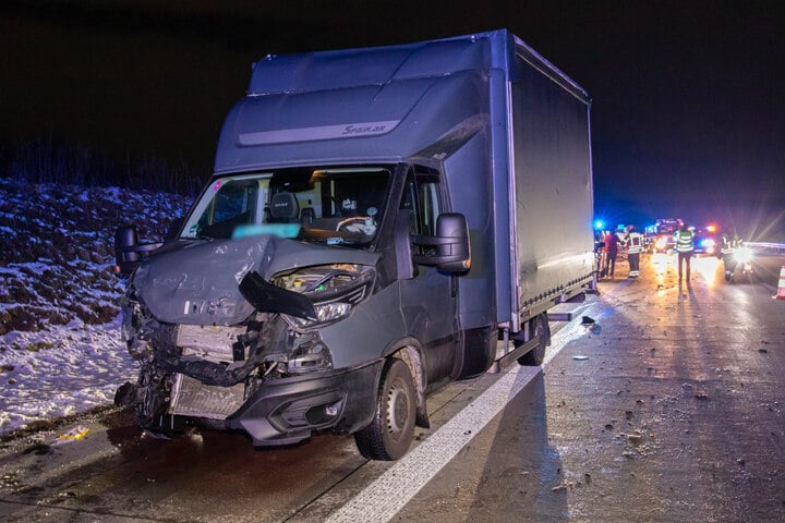 Unbeleuchtet auf der A72: Vollsperrung und ein Verletzter nach Transporter-Unfall