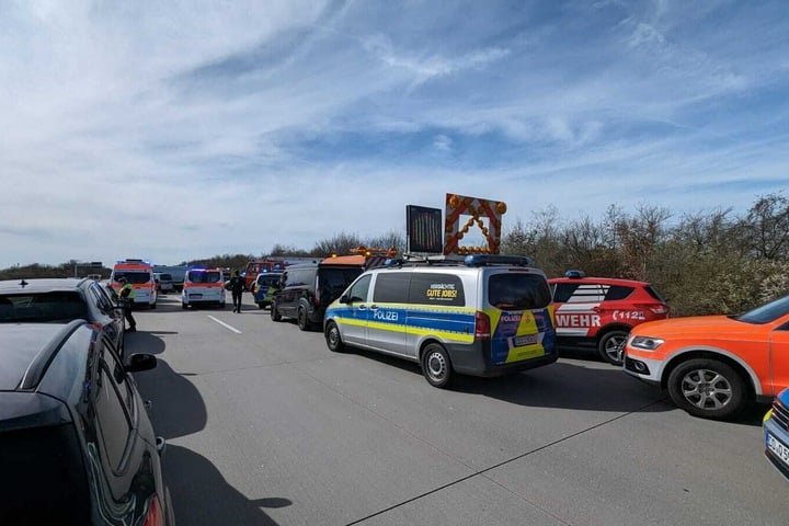 Vier Tote und 35 Verletzte bei Flixbus-Unfall nahe Leipzig: Sperrung der A9 ist aufgehoben