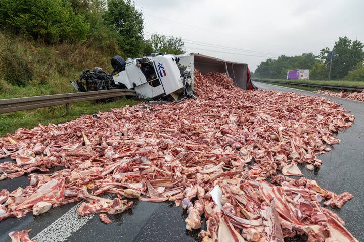 Unfall auf A7 bei Fulda: Nutella und ein fleischiges Meer nach Lkw-Crash
