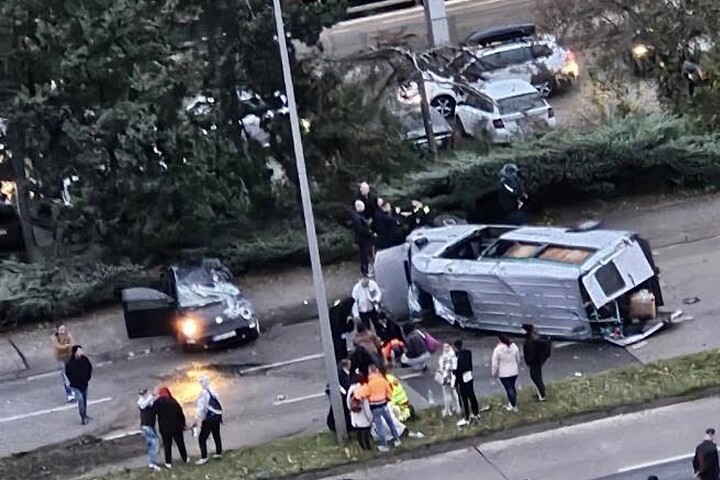 Sprinter überschlägt sich bei Crash auf Märkischer Allee in Berlin ...
