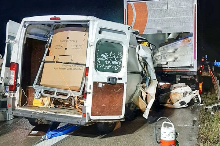 Unfall auf A5 bei Kronau: Kleintransporter kracht in Lkw, Fahrer stirbt