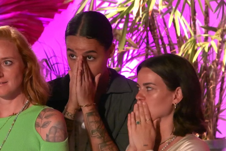 Princess Charming 2024, Folge 8 - Lea Hoppenworth zeigt ihre Brüste ...