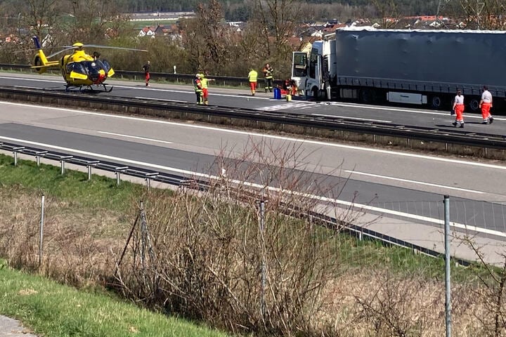 Unfall auf A93: Mann tot, mehrere Verletzte, Gefahrgut-Lkw beteiligt