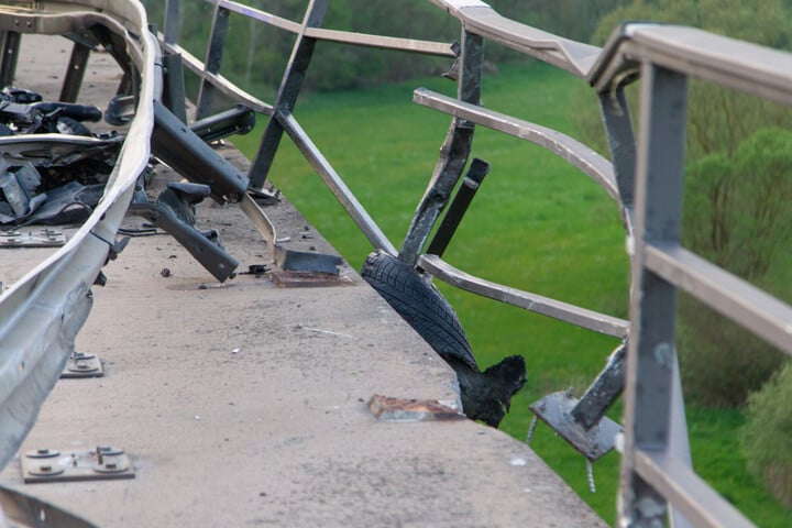 Unfall auf A71: Leitplanke bewahrt Fahrer vor Sturz in den Tod