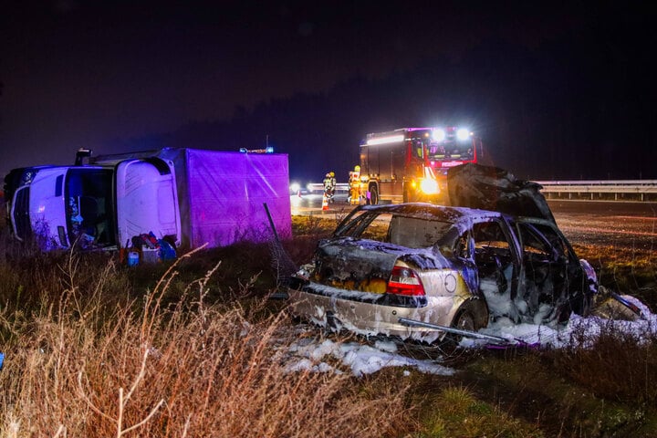 Auto geht bei Unfall auf der A10 in Flammen auf