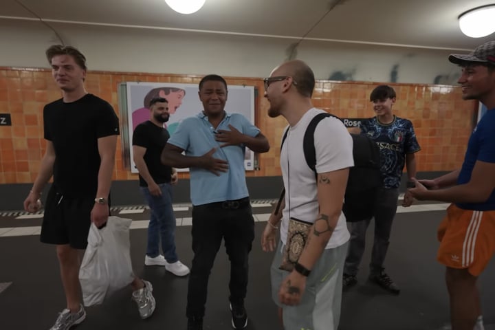 Alles für Klicks: Streamer "Marli" wirft in Berlin Wasserballons auf U ...