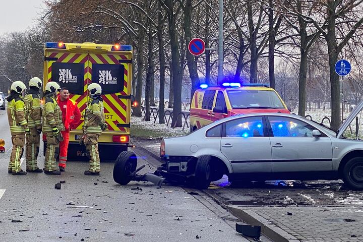 Unfall am Käthe-Kollwitz-Ufer in Dresden: Hinterachse von VW herausgerissen