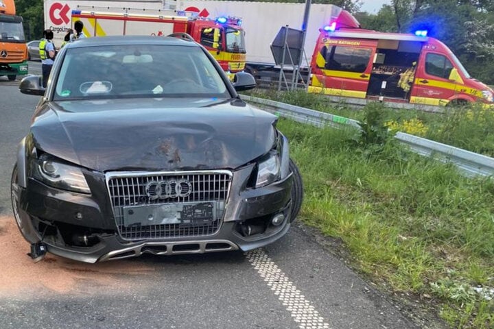 Unfall A3: Audi-Fahrerin verliert Kontrolle und kracht gegen Ausfahrt ...