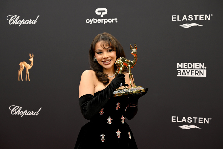 Sängerin Ayliva singt Hymne auf Köln!