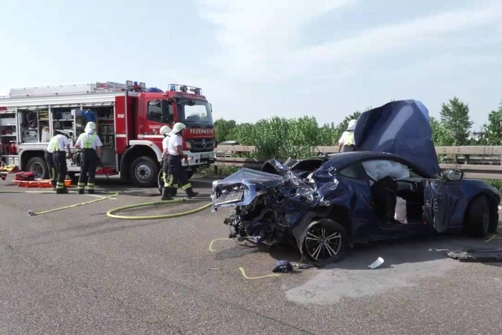 Reifen auf A8 geplatzt - Vater verstirbt, Frau und Kinder teils schwer verletzt