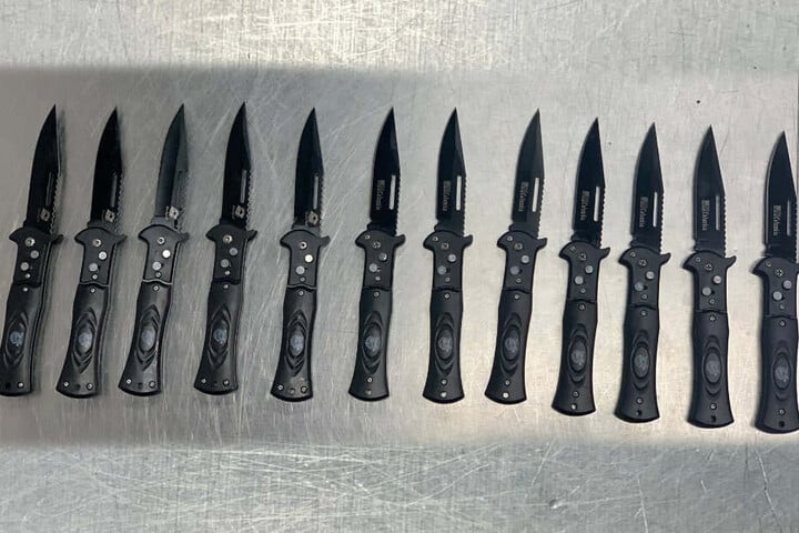 Köln: Nach Fund von verbotenen Waffen - Das hatte die Frau mit den ...