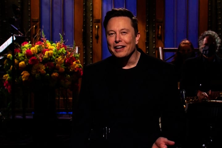 Miley Cyrus ribs Elon Musk on Twitter after he spills her "secret"