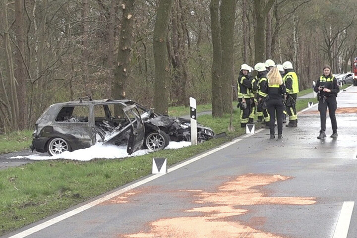Auto prallt gegen Baum und fängt Feuer! Eltern retten Kinder vor den Flammen