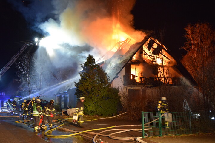 Explosion bei Hausbrand in Schluchsee: Zuhause einer Familie geht in ...