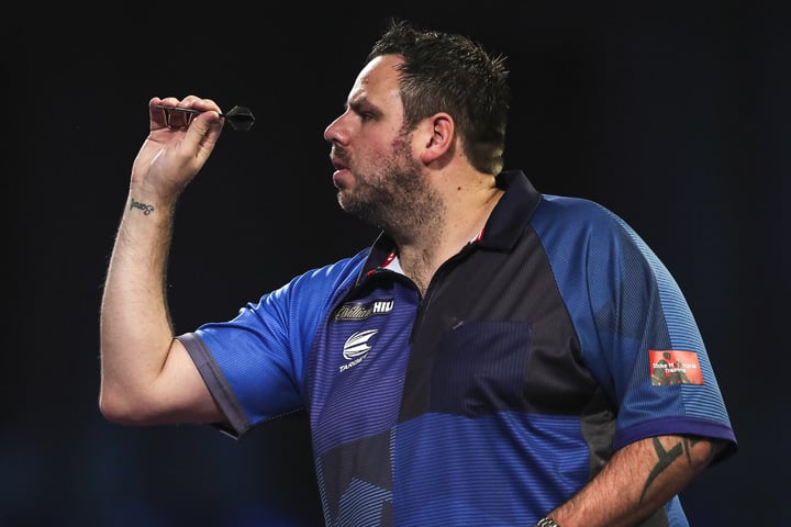 Nach langer Auszeit: Zweifacher Darts-Weltmeister Adrian Lewis vor ...