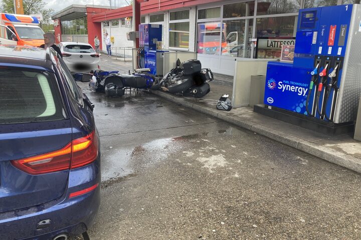 Unfall A3: Schwerer Unfall auf A3-Raststätte - Auto schleudert in ...