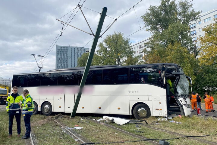 Unfall zwischen Straßenbahn und Reisebus in Berlin – Sperrung wieder aufgehoben!