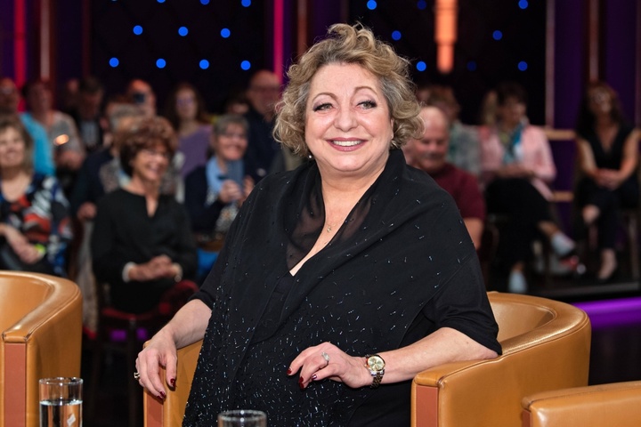 Ein ungewöhnliches Erwachen: Manon Straché im Bett von Udo Jürgens