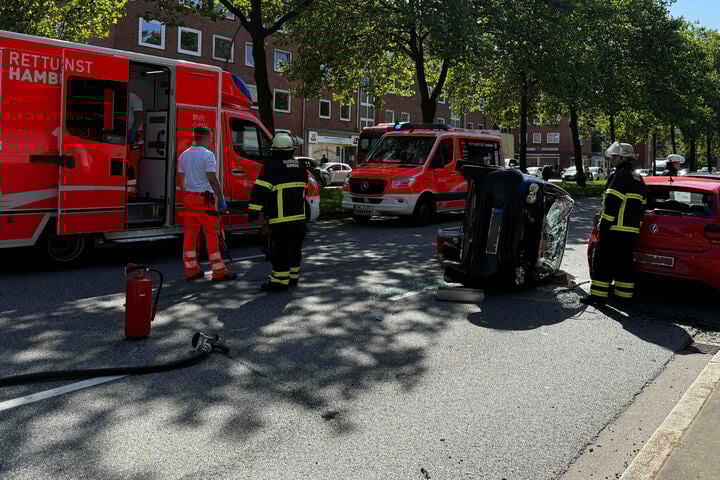 Schwerer Unfall in Hamburg legt Verkehr lahm: Fahrerin im Krankenhaus