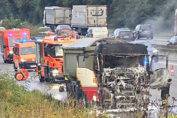 Sperrung auf A8 bei Pforzheim: Laster in Flammen