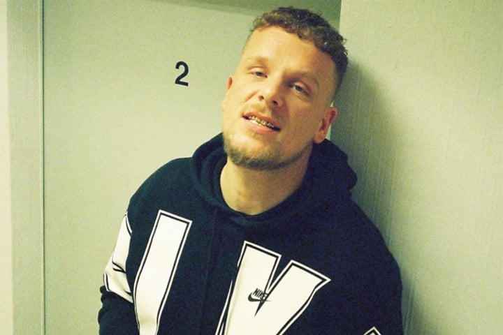 187-Rapper Bonez MC zeigt seine zugemüllte Wohnung: "Räum deine Bude auf"