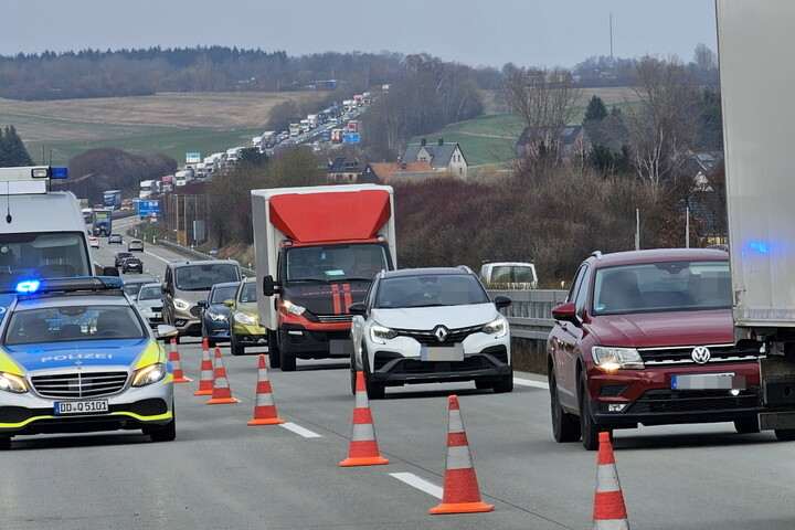 Unfall A72: Fahrbahn gesperrt - Stau nach Autobhan-Crash