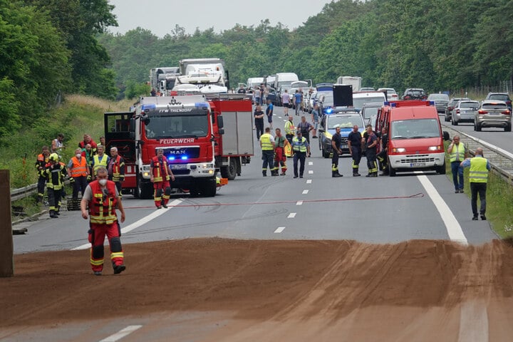 Unfall auf der A13 am Schönefelder Kreuz: Lastwagen mit Schwermetall-Erde kippt um!