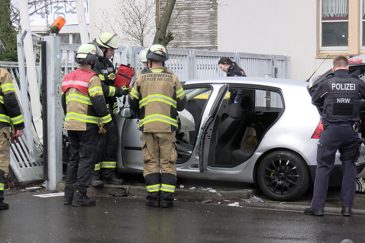 Ohne Kennzeichen unterwegs: 18-Jähriger rast in Neuss vor Polizei davon ...