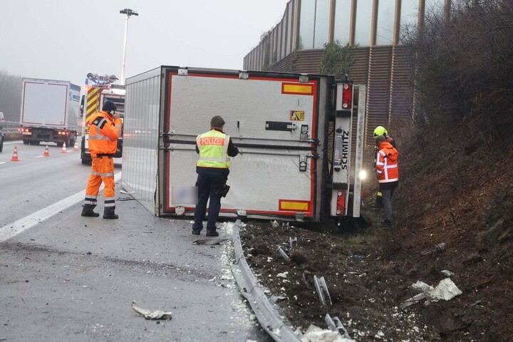Unfall A72: Langer Stau auf A72 - Laster kippt um, Autobahn teilweise ...