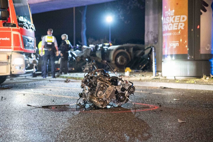 Schwerer Unfall in Köln: Junger Autofahrer rast gegen Lkw - Motorblock ...