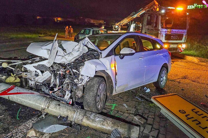 Unfall in Karlsruhe: Überschlag, Ampelmast niedergerissen, Schwerverletzte!