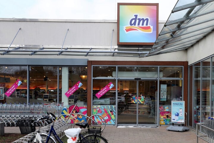 dm eröffnete nach Umbau diese Filiale in Dresden neu