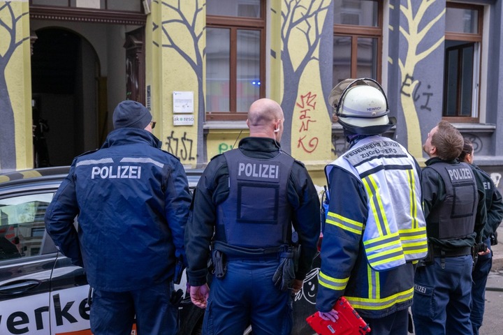 Polizei ermittelt nach Brand in Leipzig: Mülltonne in Hauseingang ...