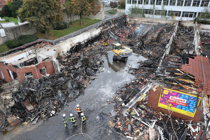 Feuer zerstört Supermarkt in Osterode: Dach bricht während ...