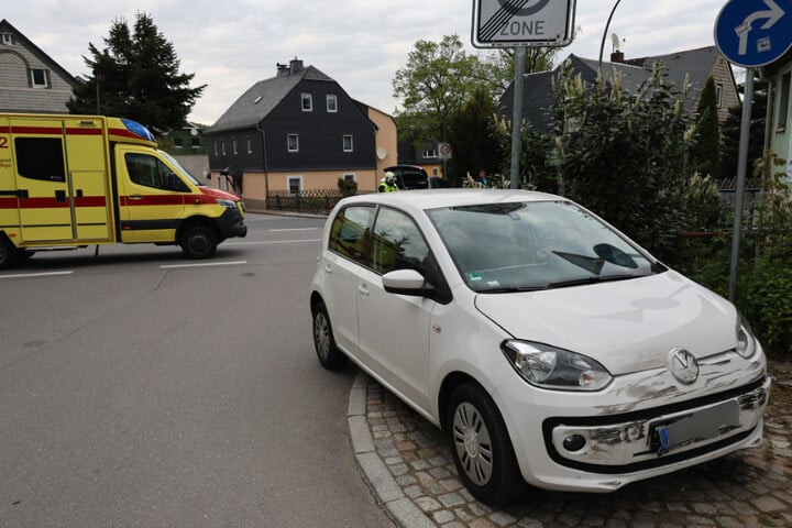 Unfall auf B101: Vollsperrung nach Kreuzungscrash im Erzgebirge