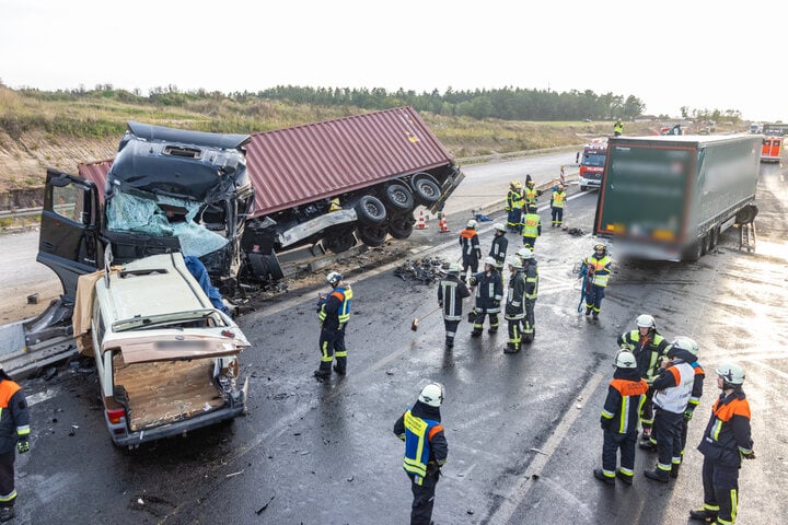 Unfall A3: Tödlicher Unfall auf A3 - VW Bulli kracht in Lkw, zwei Menschen sterben