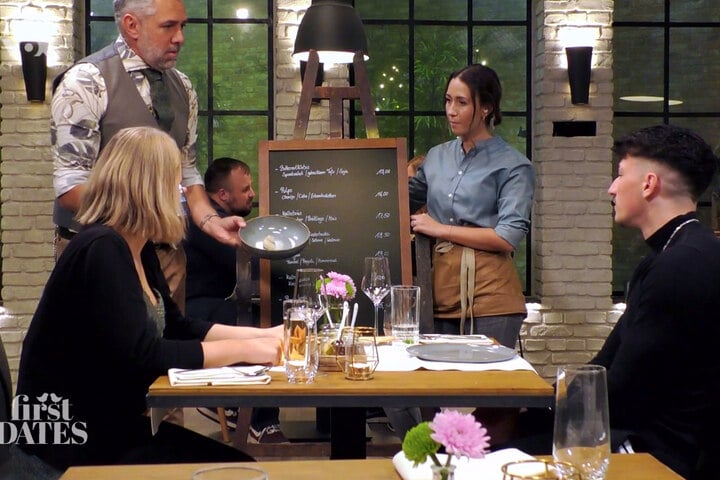 First Dates: Als er einen Blick auf die Speisekarte wirft, hagelt's ...