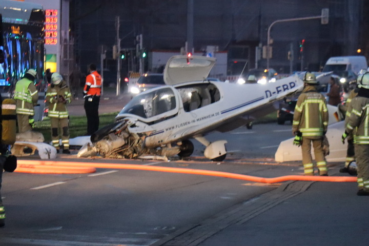 Mitten in Mannheim: Flugzeug kracht auf Straße, drei Verletzte