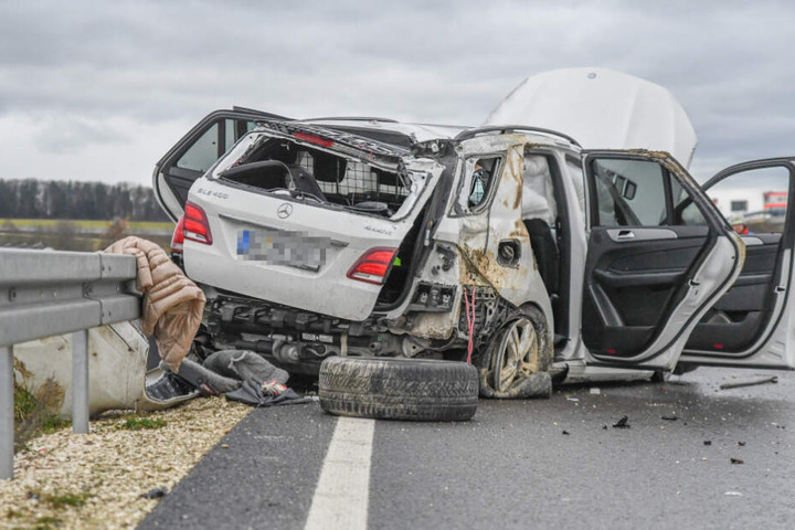 Immenser Schaden: Mercedes-SUV überschlägt sich mehrmals auf Bundesstraße!