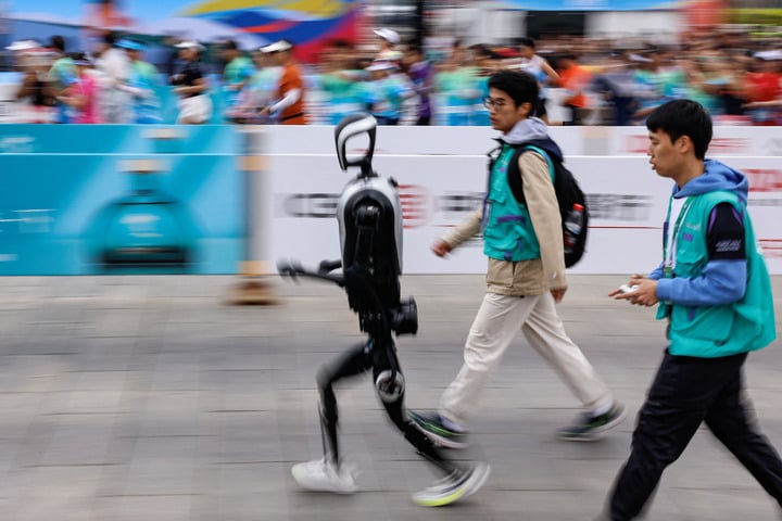 Robots and androids take on humans at Beijing half-marathon in world first!