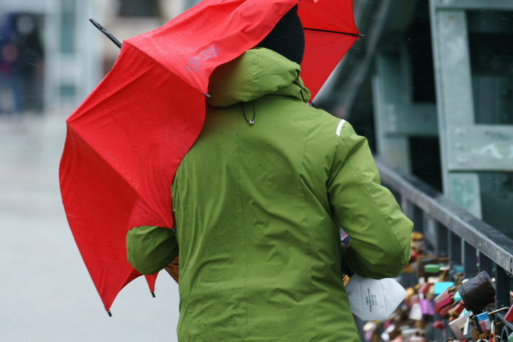 Schwere Regenfälle ziehen über Frankfurt und Hessen: Unwetter wahrscheinlich!