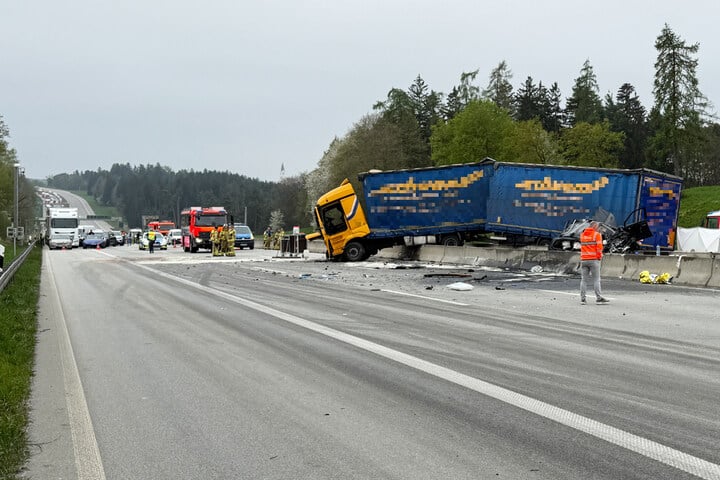 Unfall auf A9 in Bayern: Lastwagen kollidiert mit zwei Autos, Mann kommt ums Leben