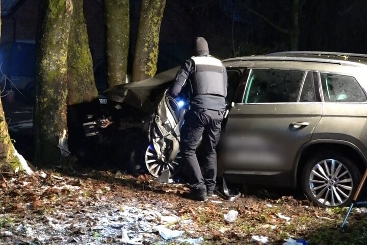 Rätselhafter Unfall in Ganderkesee: Autofahrer kracht gegen Baum und stirbt