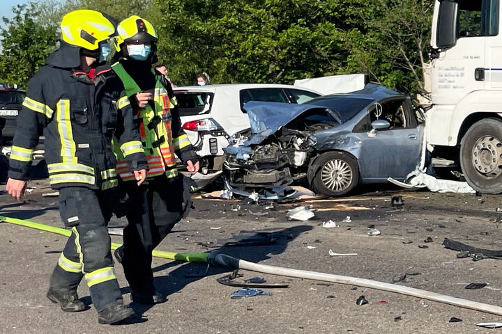 Unfall A66: Lastwagen kracht in Stau-Ende - Ein Toter, Autobahn bei ...