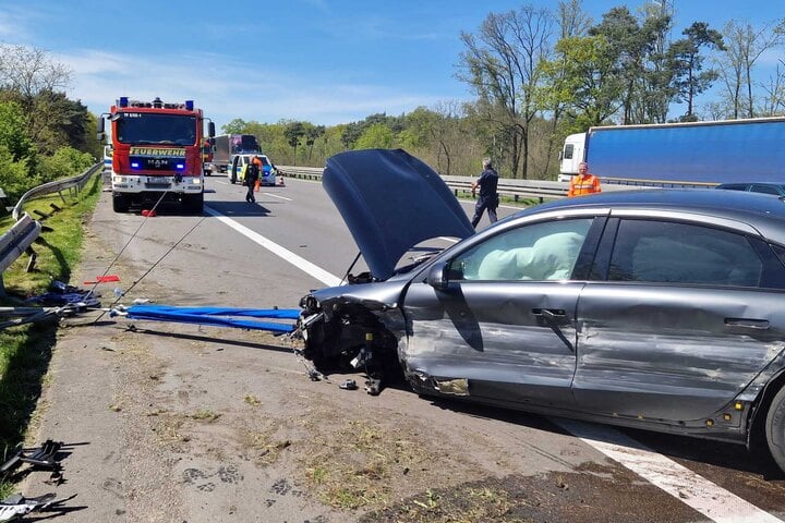 Unfall A10: Fahrer kommt mit Heli ins Krankenhaus