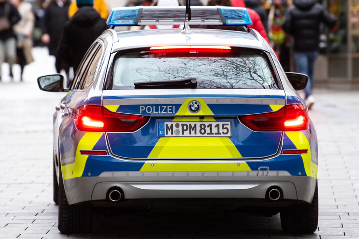Raub in München: Seniorin brutal Schmuckketten vom Hals gerissen ...