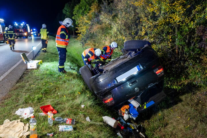 Schwerer Unfall in Weimar: VW-Fahrer weicht Reh aus und überschlägt sich