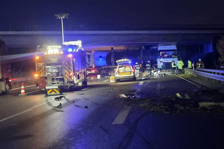 Unfall A9: 100.000 Euro Schaden und Vollsperrung nach Lkw-Crash auf A9