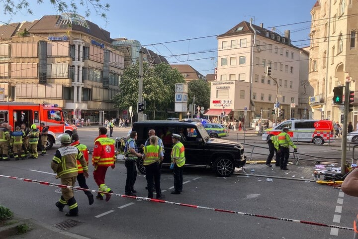 Schwerer Unfall in Stuttgart: Geländewagen fährt in Menschenmenge